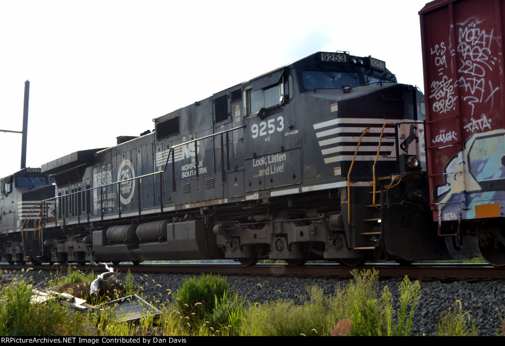 NS C40-9W 9253 sporting the Operation Lifesaver logos trails on 17G